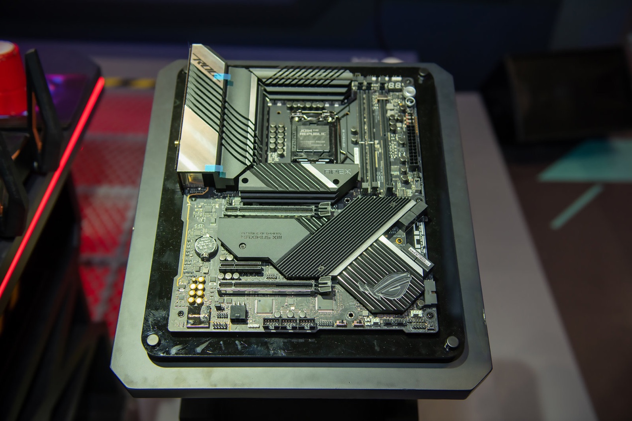 Liquid nitrogen overclocking + CF rivalry ASUS motherboard detonates ...