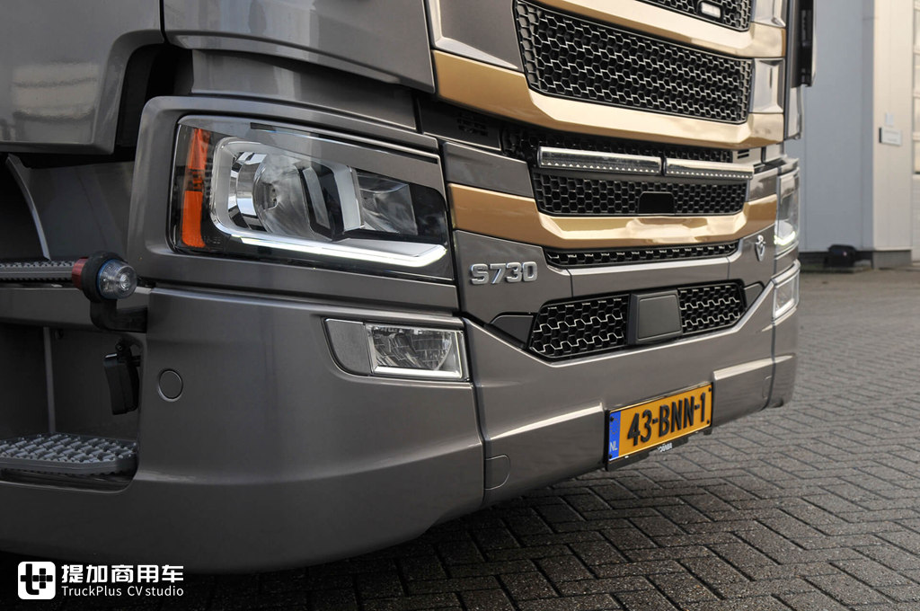 The cab is extended by 1 meter and the interior is super luxurious ...