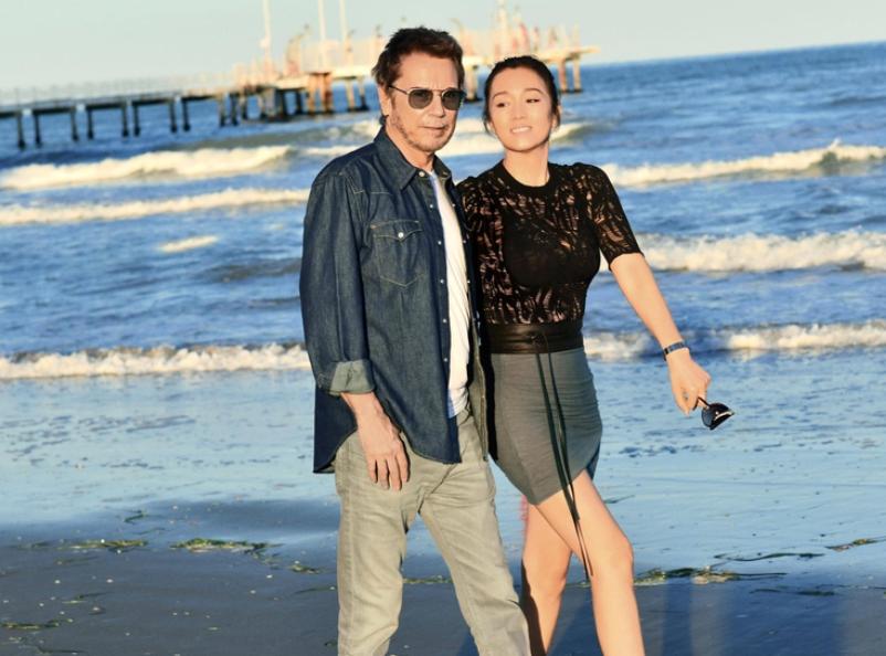 Gong Li's husband won the highest honor!The 72-year-old looks like ...