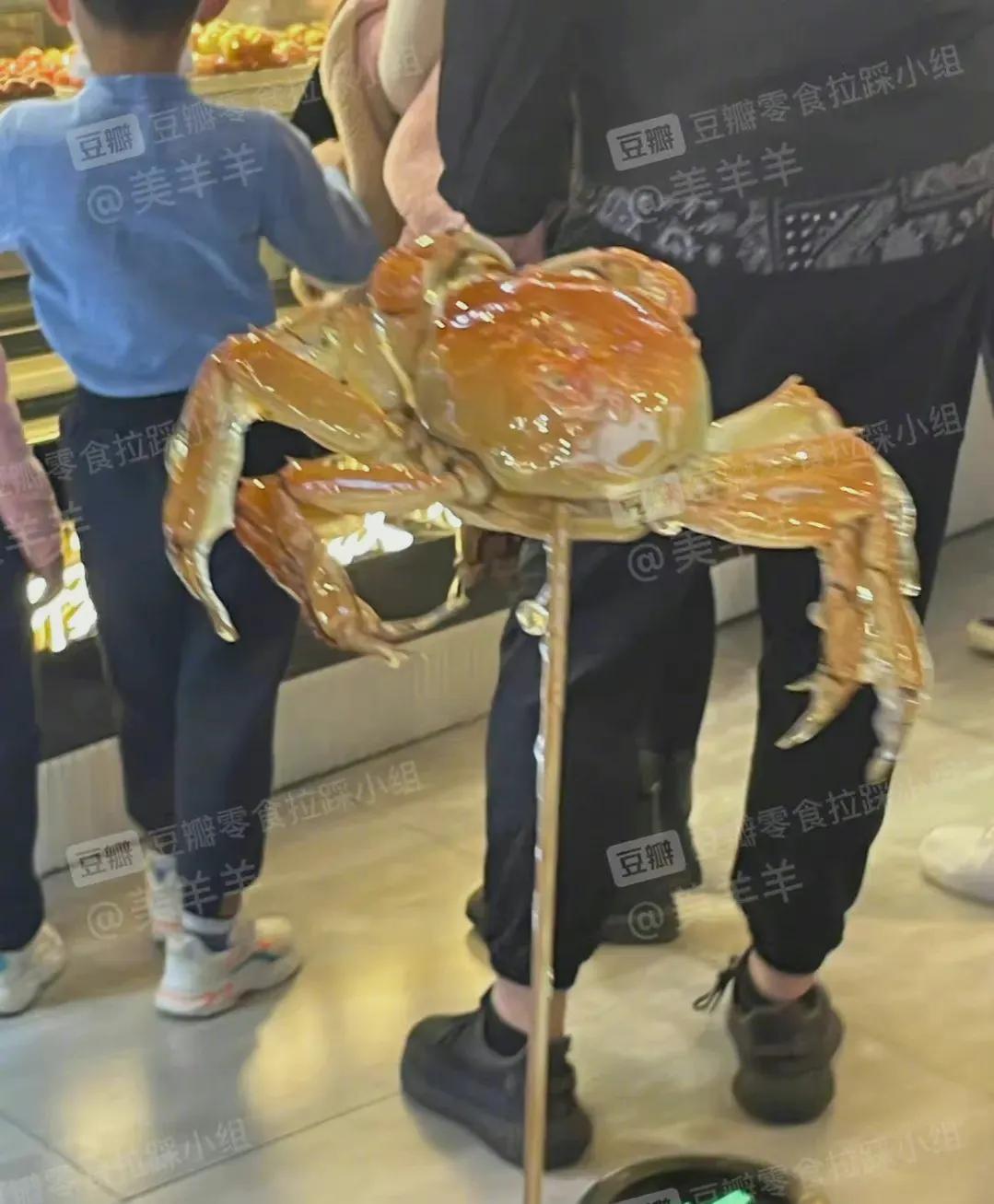 Singer Liu Yiyun is blowing candy by himself. The shape of blowing ...