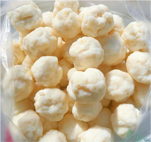Di Lieba took the photo and revealed that he was feeding "yogurt lumps ...