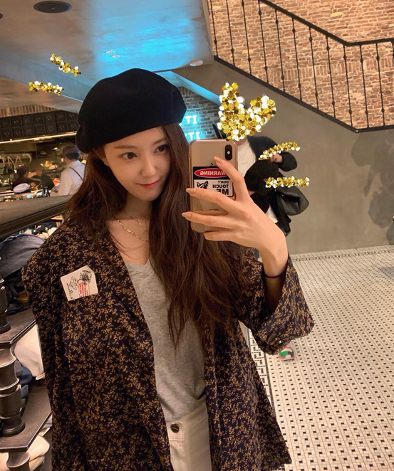 Park Hyomin's route is getting more and more wild! The ripped jeans are ...