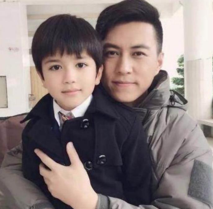 Jin Dong shared a group photo of the father and son, the youngest son's ...