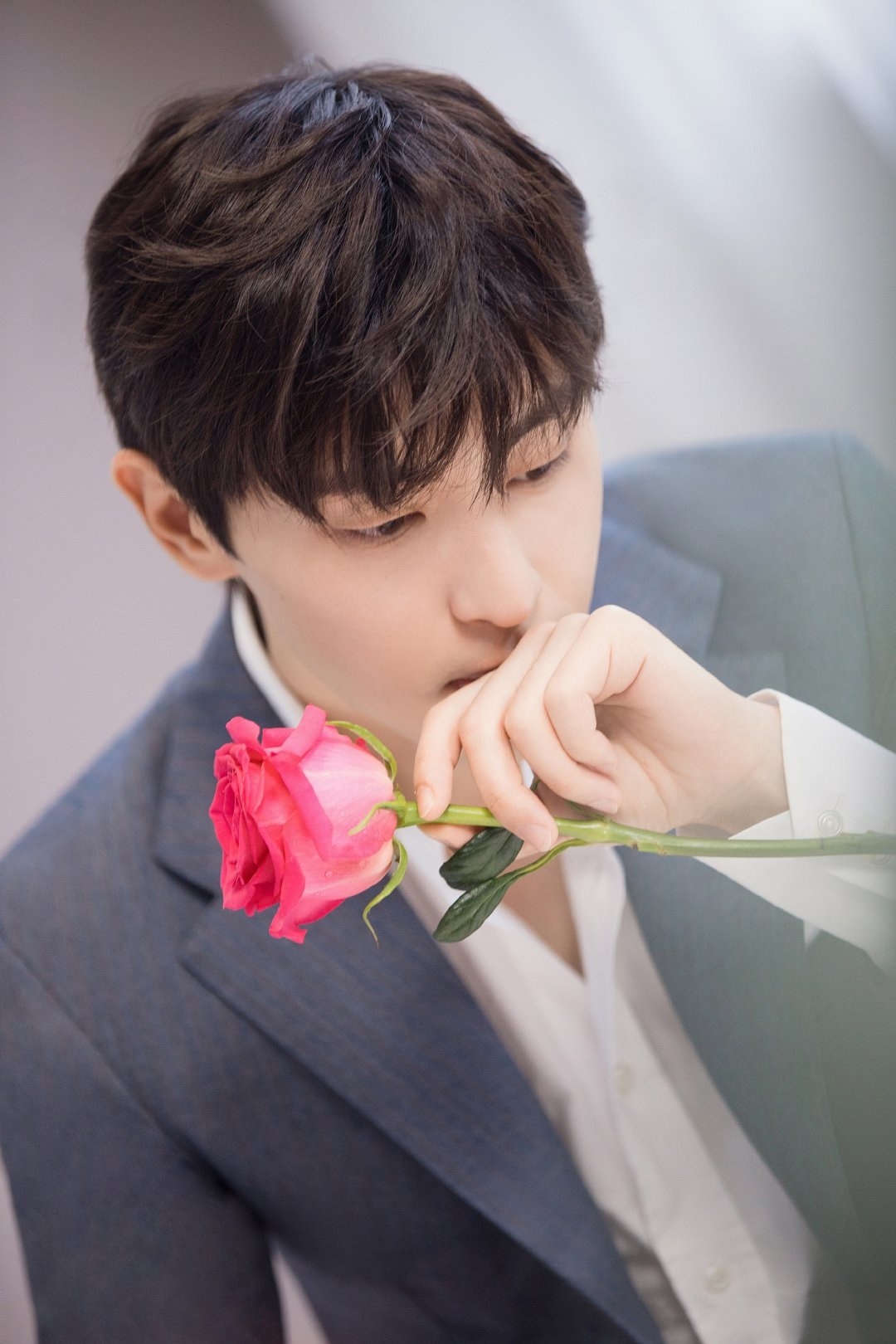 A netizen ran into Deng Lun playing basketball. It was really grounded ...