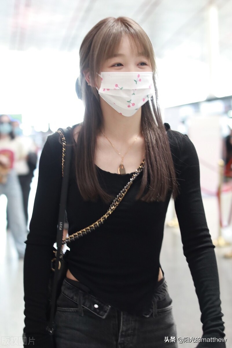 Street shot: Xu Mengjie wearing a mask appeared sweet and lovely big ...