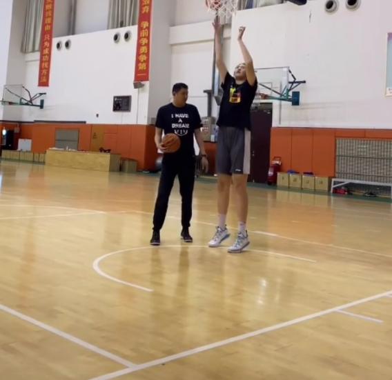 14 years old 2 meters 26!Gong Xiaobin personally taught the inside ...