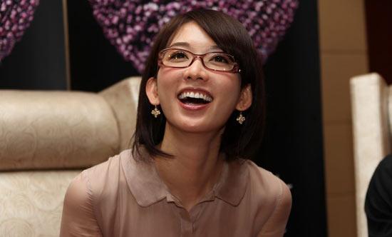 Lin Zhiling has deeply trapped with the wine wave, and many scenes are ...