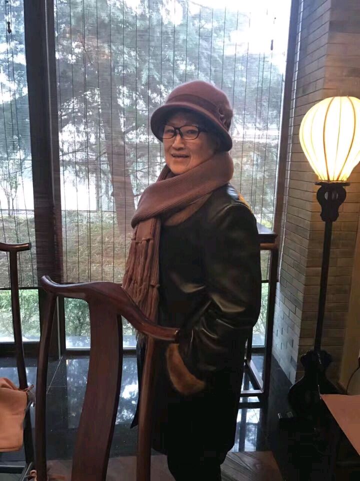 Wang Wenjuan is exquisite and dazzling, wearing a fur coat and a lilac top hat, quiet and noble ...