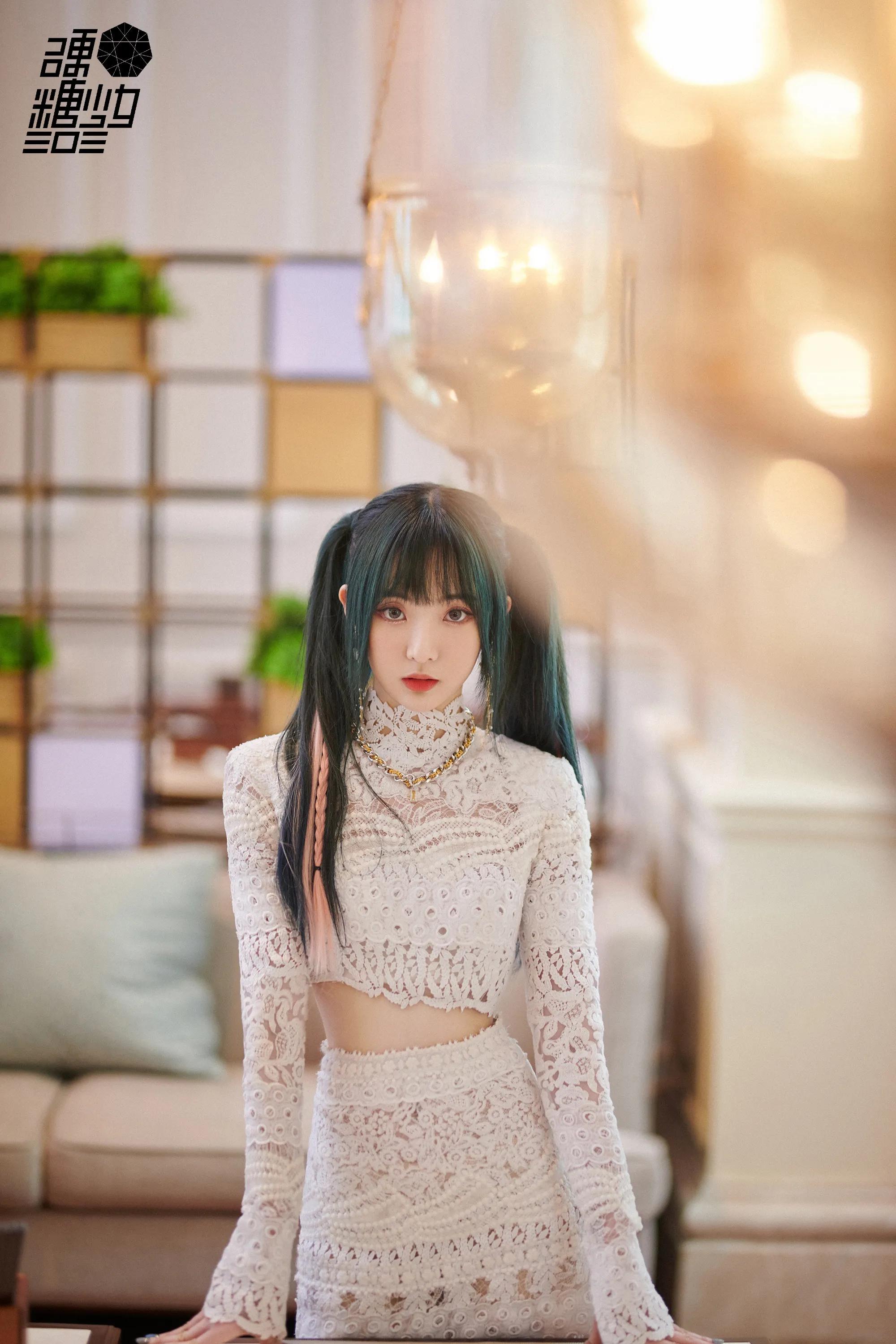 Zheng Naixin wore a hollow white lace skirt with a double ponytail in ...