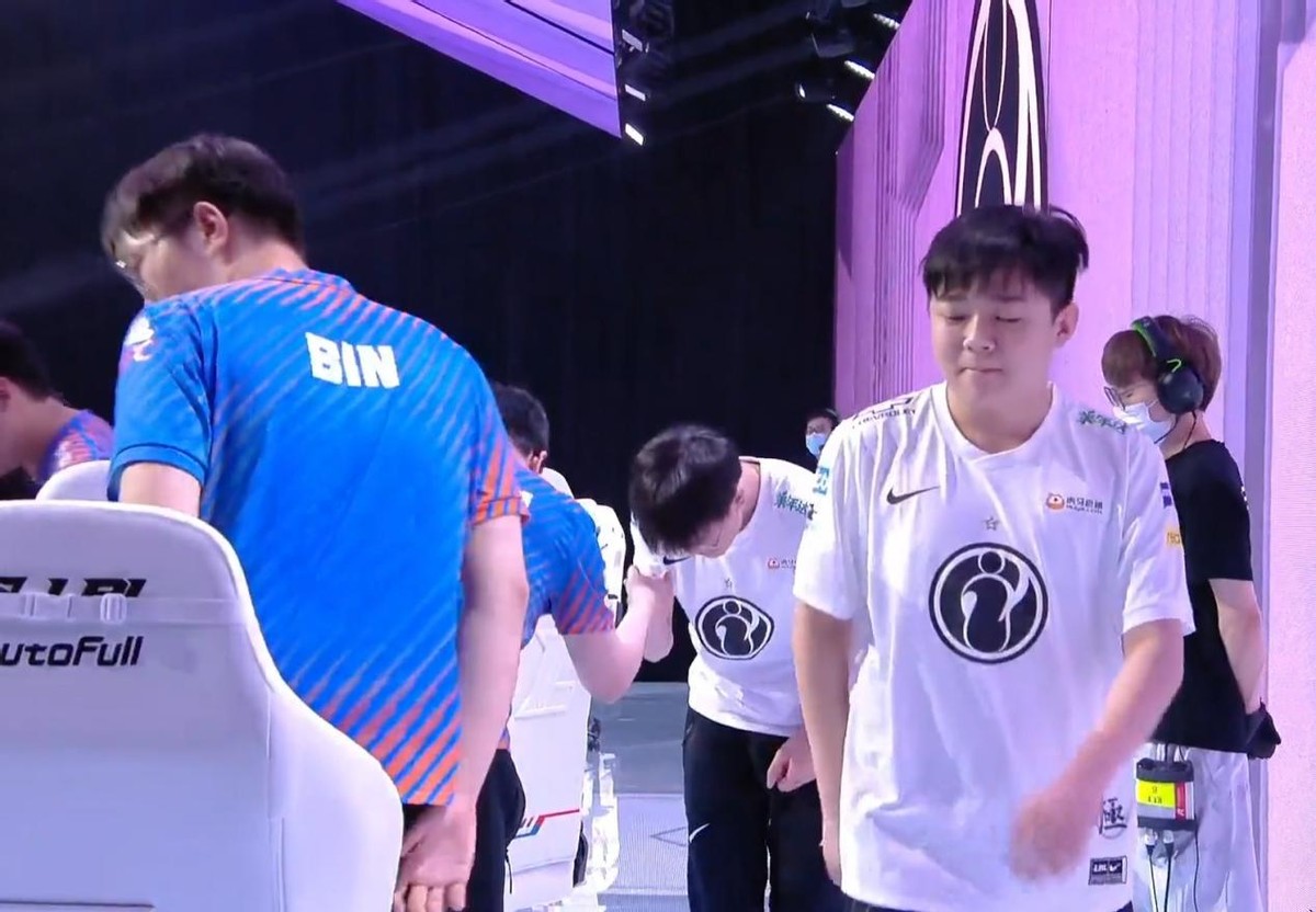 FPX把RW打成人機，Nuguri把對面上單當玩具，阿Bin你學會了嗎？ - 頭條匯