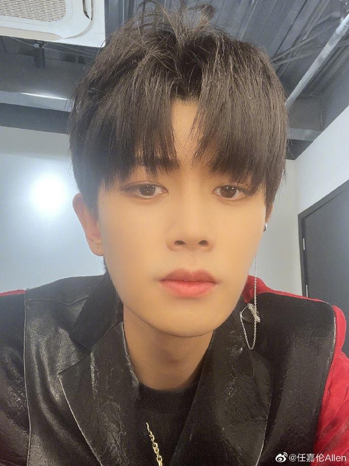 32-year-old Ren Jialun takes a selfie with a smoky face, looks handsome ...