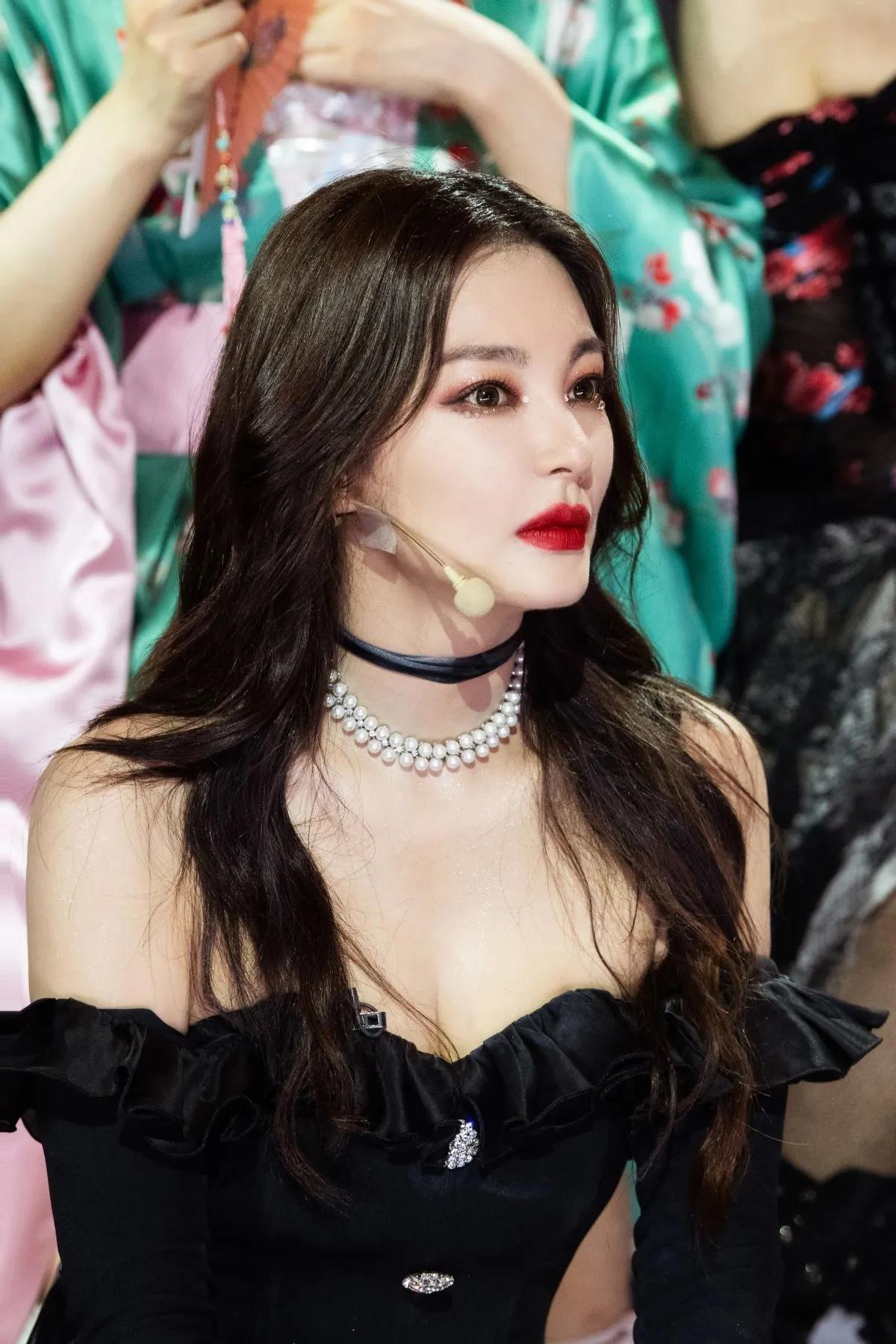 Goddess Zhang Yuqi beautiful legs dance - iMedia