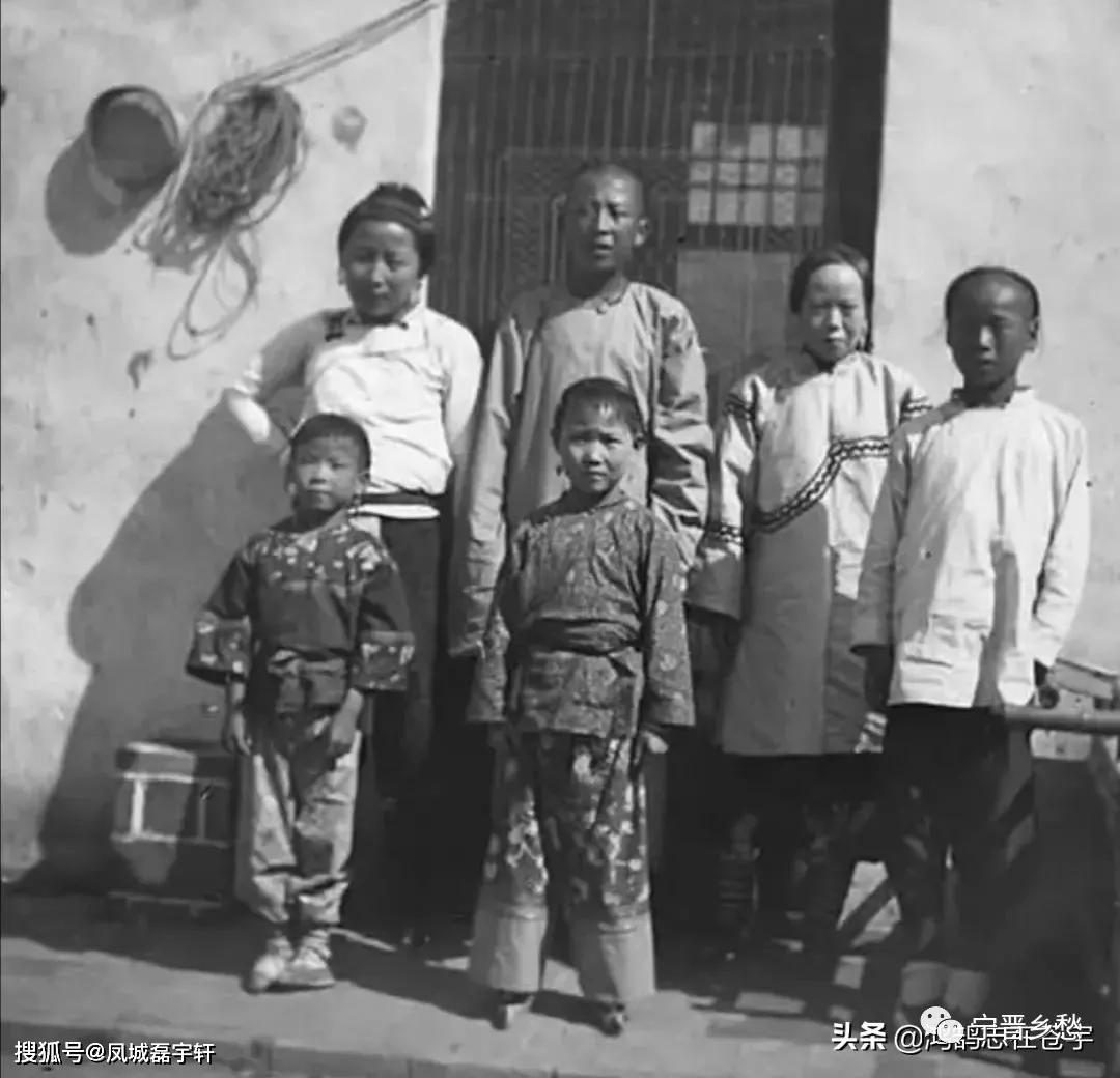 Family photo in late Qing Dynasty - iNEWS