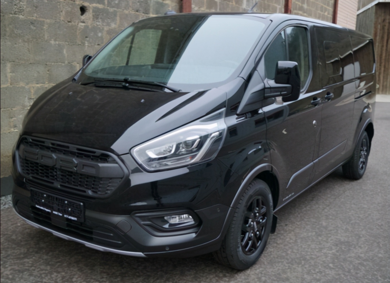 Transit MPV turned into "Black Samurai", 2.0T diesel engine + four ...