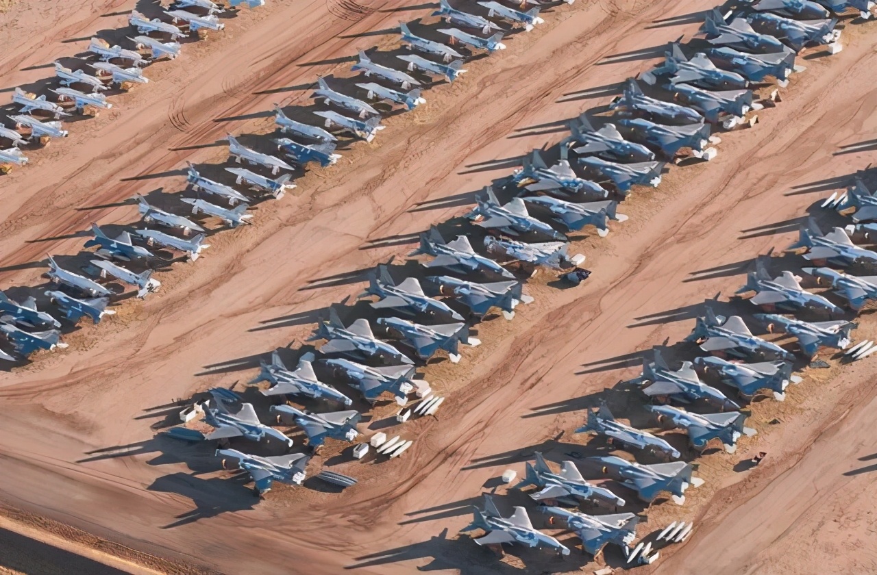 The world's largest "aircraft cemetery" with 4,000 fighters hidden in ...