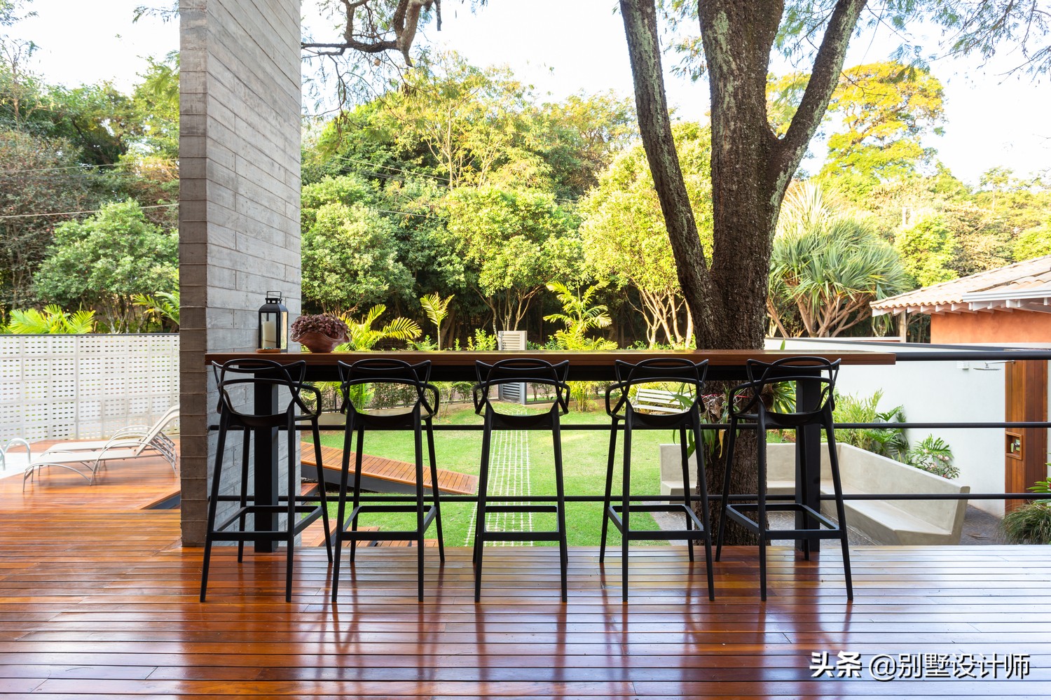 Cascading spaces, rich layers, simple and transparent blocks, only a ...