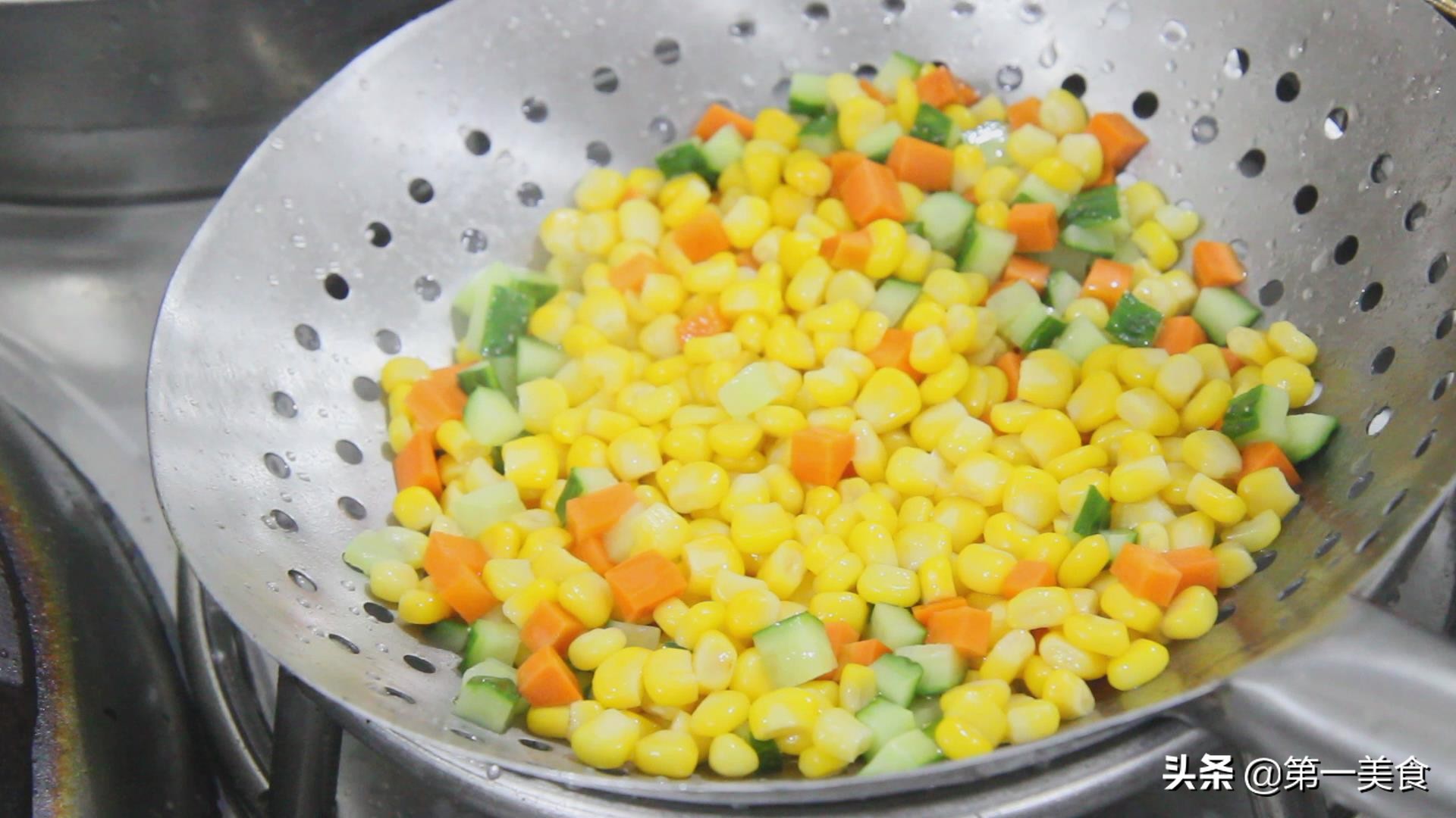 The chef skillfully plays with corn, making three-color corn branding ...