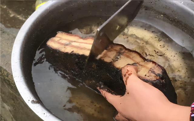 The bacon is moldy, can you eat it?You need to look at these 3 points ...