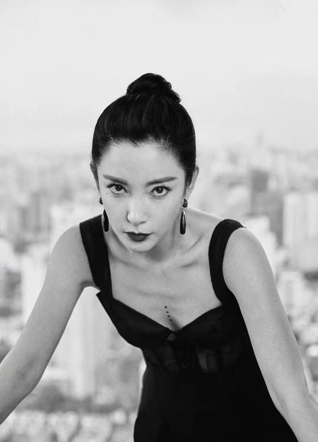 Don't pay attention to Li Bingbing, this is true Li Bingbing. - iNEWS