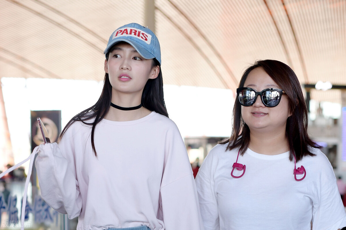 Wang Dalu Cai Zhuoyi's love affair is exposed, kisses on the street, ignoring passers-by - iNEWS