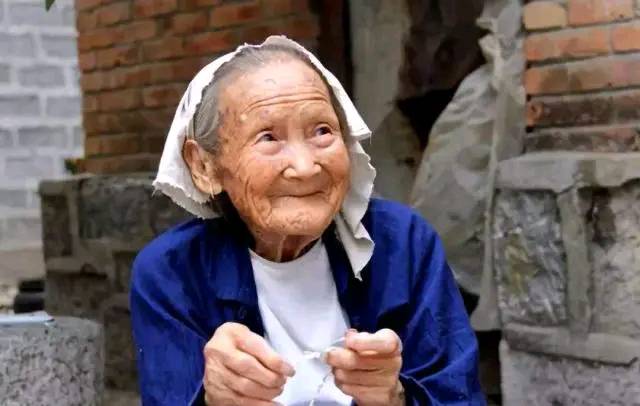 The 104-year-old man smokes and drinks without leaving his body, the ...