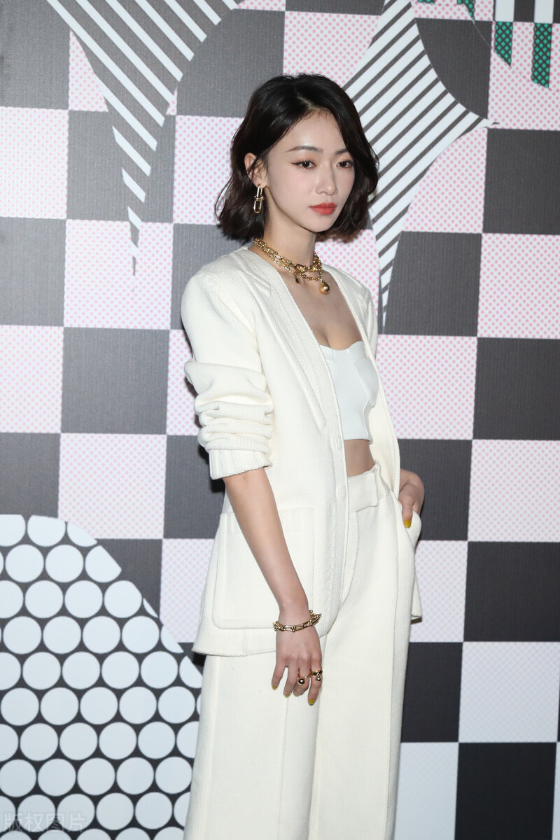 Wu Jinyan is not "skinny", the small tube top has a bumpy feel, which is a figure that girls all ...