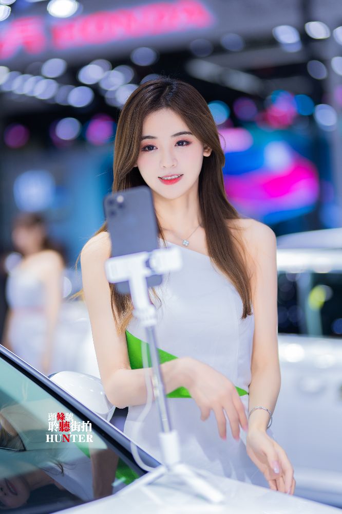 Internet celebrity car model May, she took short live videos in front ...