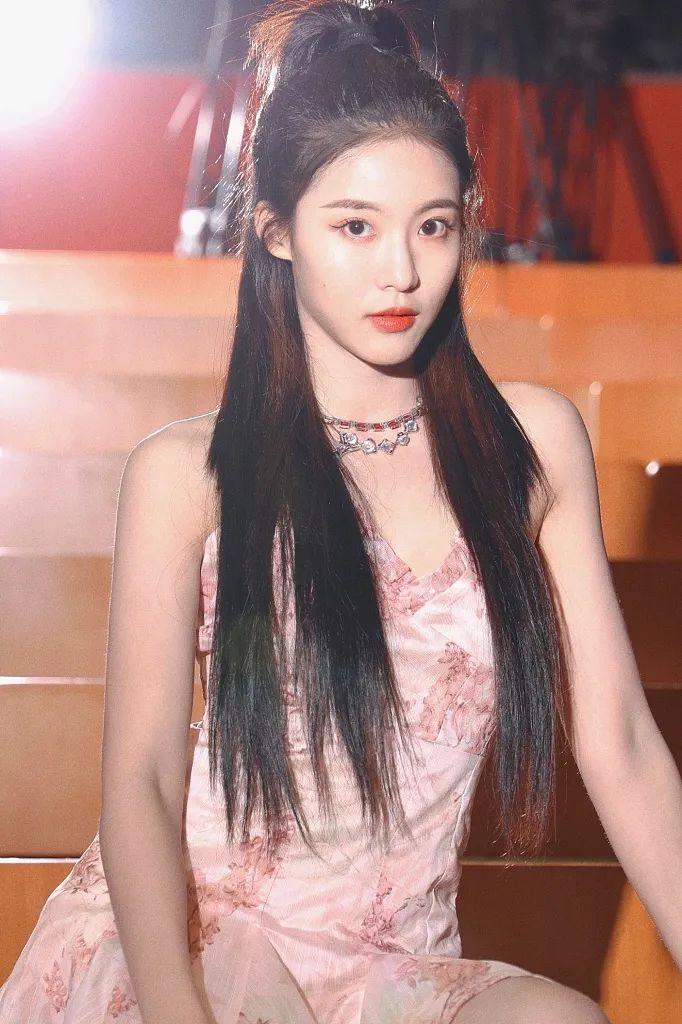 The vitality girl Sun Rui shows off her beautiful legs in a short skirt ...