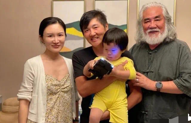 Sun Nan is in the same frame with Zhang Jizhong and his wife, but Zhang ...