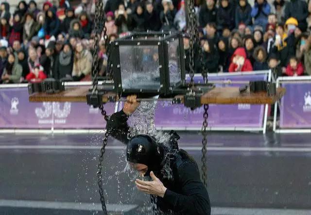 Canadian magician immersed his head in a water tank and his hands were ...