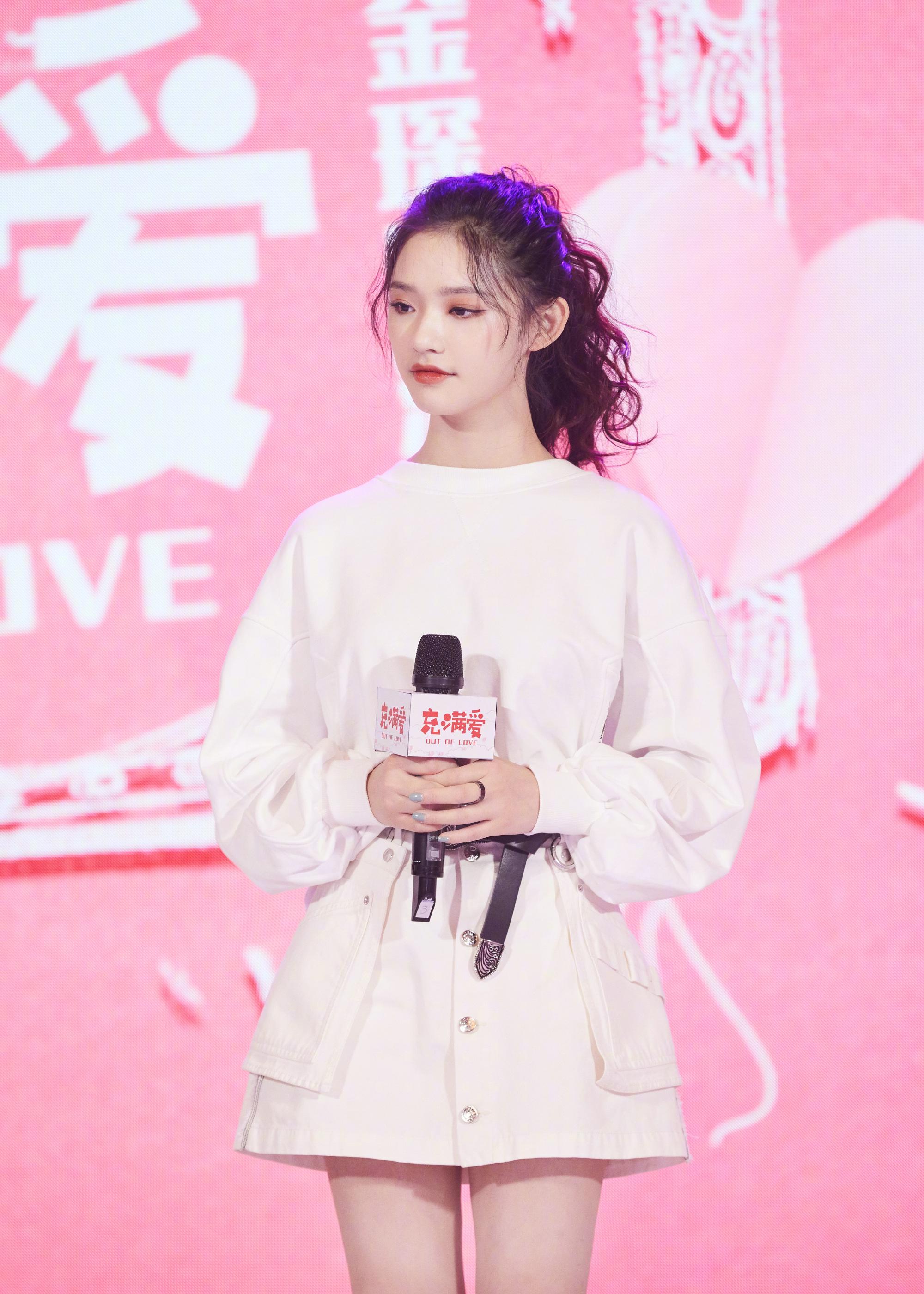Lin Yun wandered into the supermarket restlessly, flexing his muscles ...