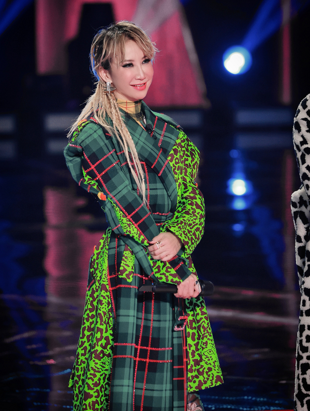 46-year-old Coco Li is so daring to wear it. He has a slim red dress ...