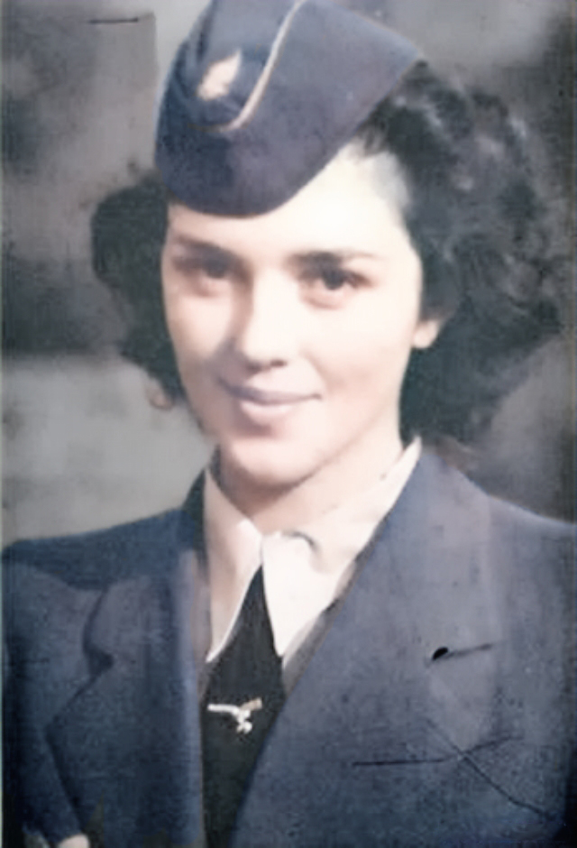 That bright color in the war, a photo of a female soldier in World War ...