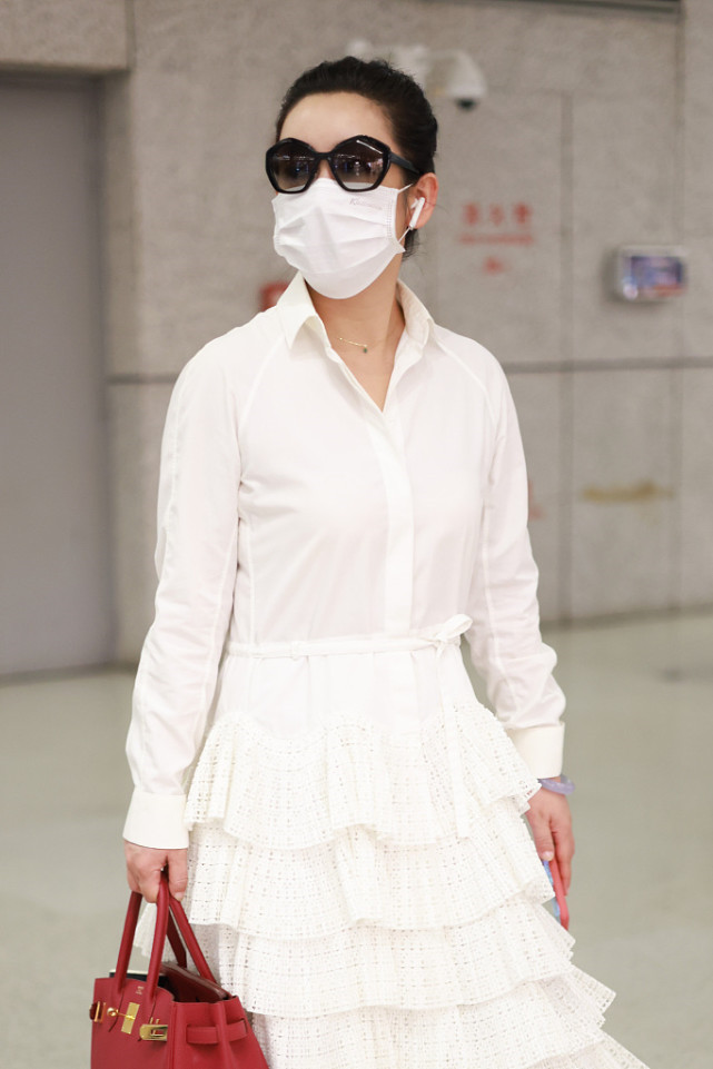 Qin Hailu has a really good temperament. She is a beautiful girl in a ...