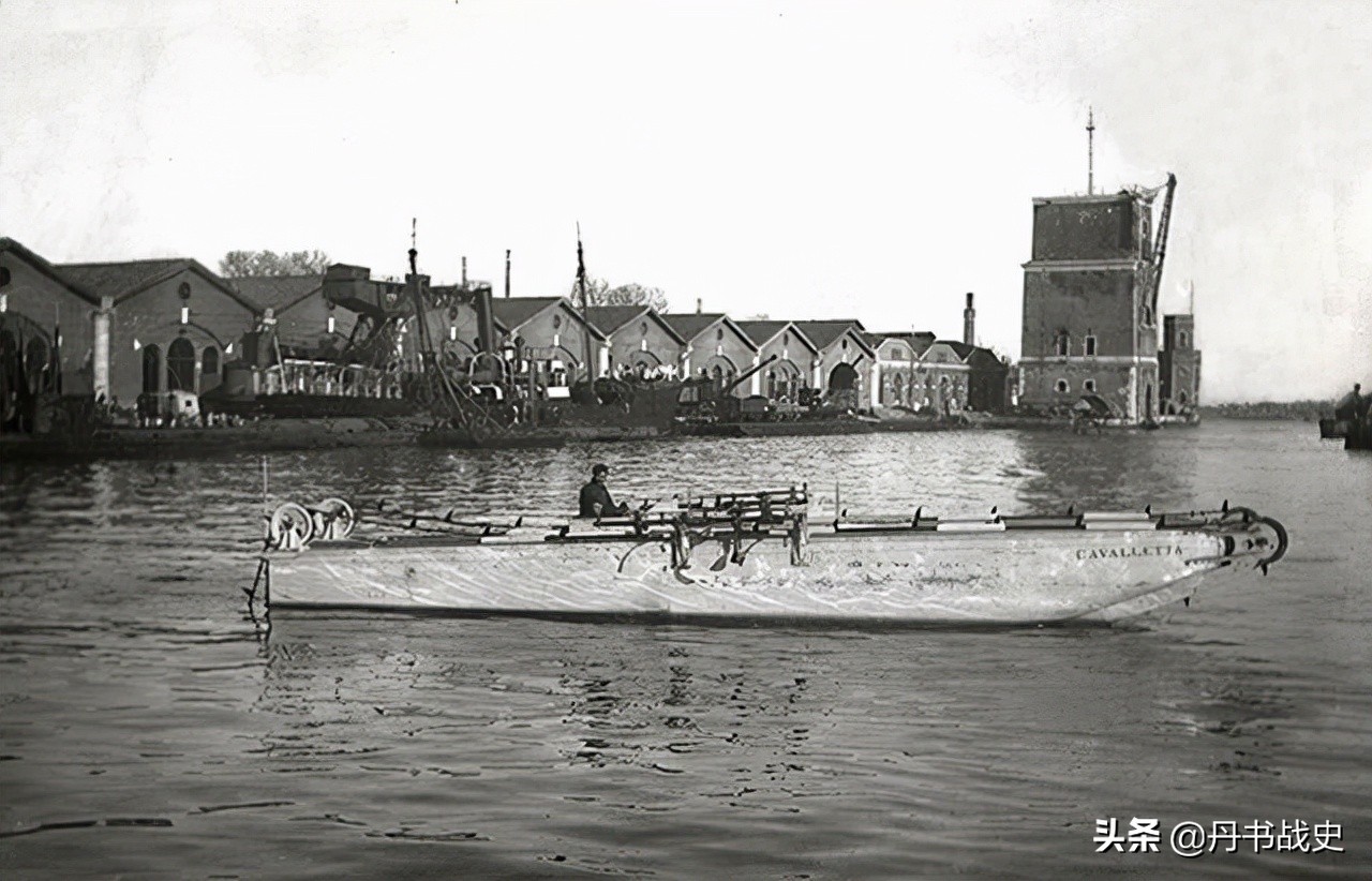 Torpedo boats that look like tanks, Italian Grillo torpedo boats of ...
