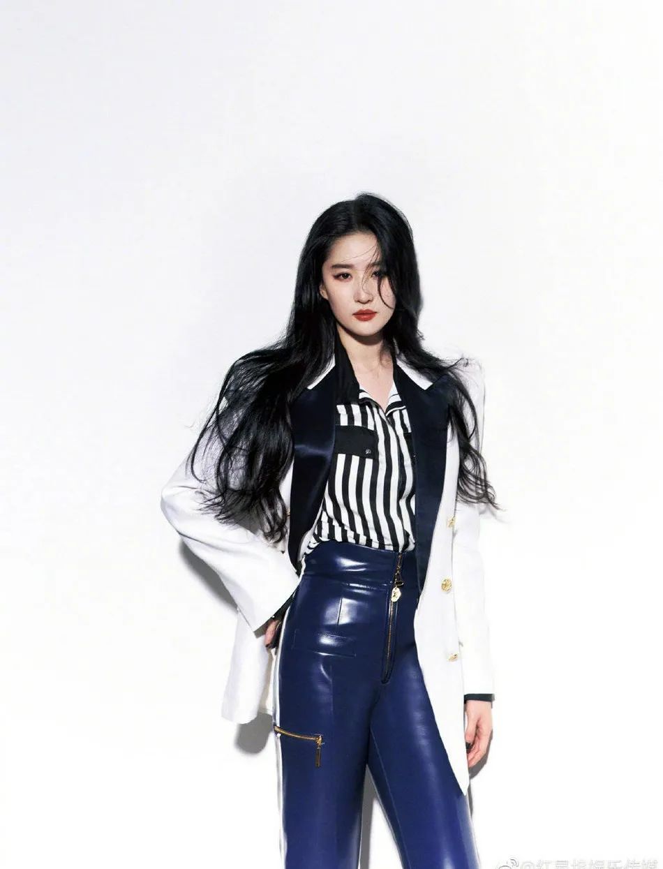 Liu Yifei's suit leather pants are cool and charming!Snow-skinned red lips are too beautiful and ...