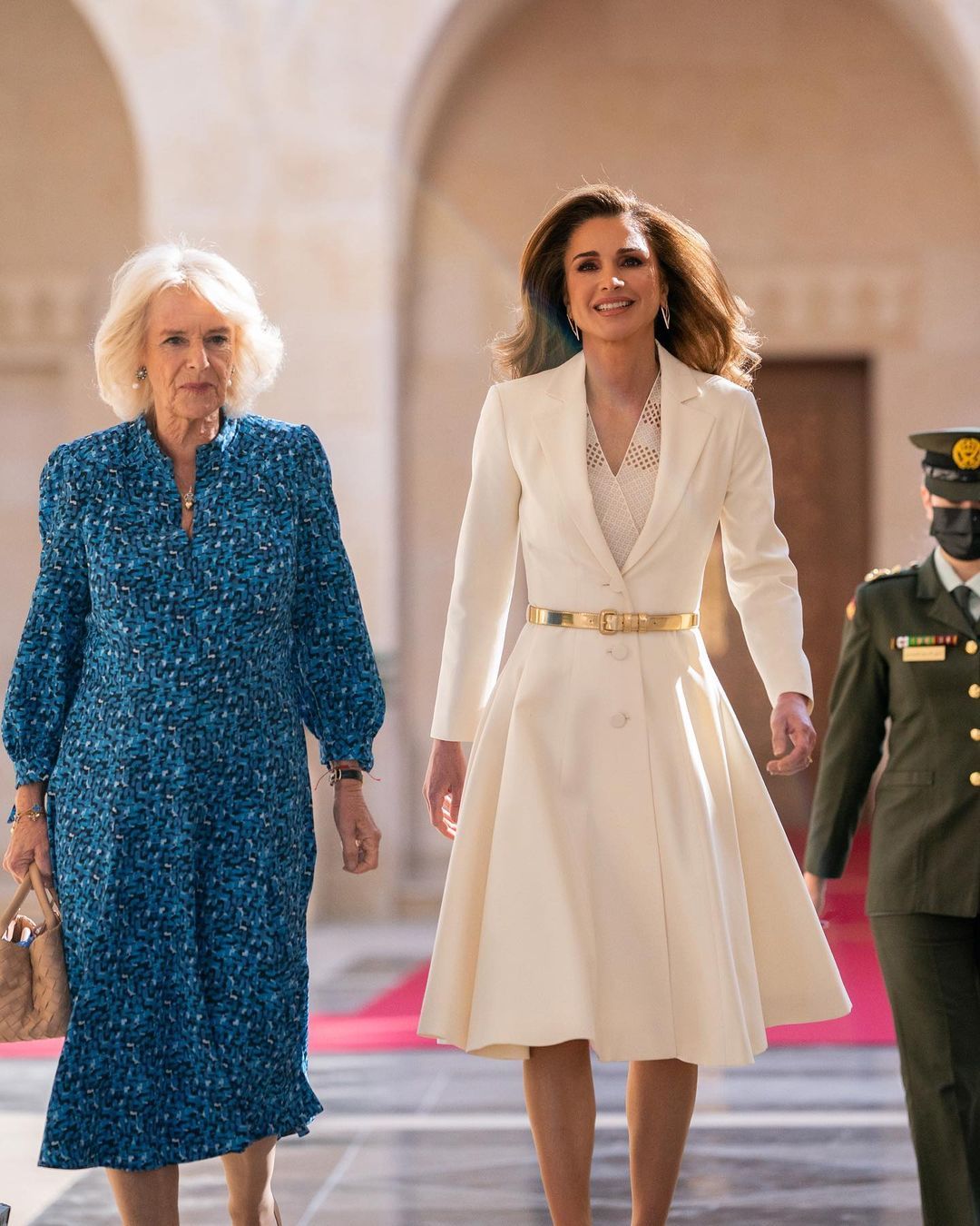 The 51-year-old Queen of Jordan has no signs of aging, wearing a white ...