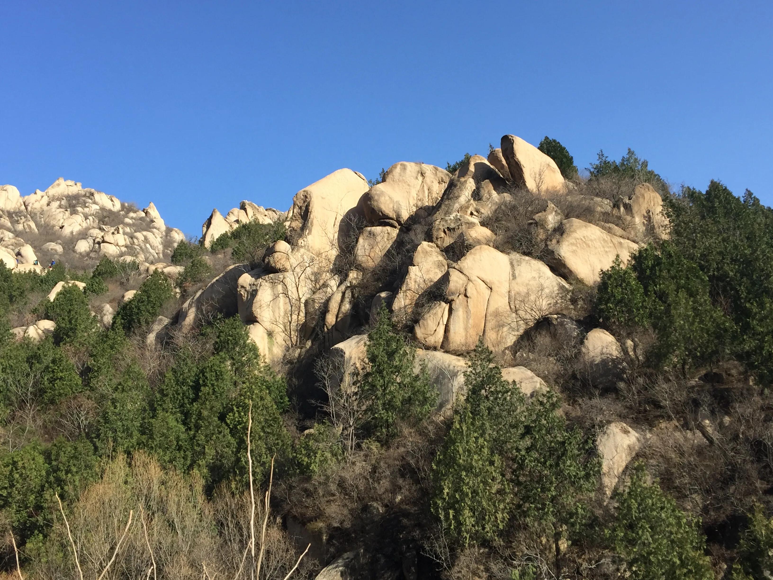 Early Winter: The beautiful Phoenix Ridge in Beijing West - iNEWS
