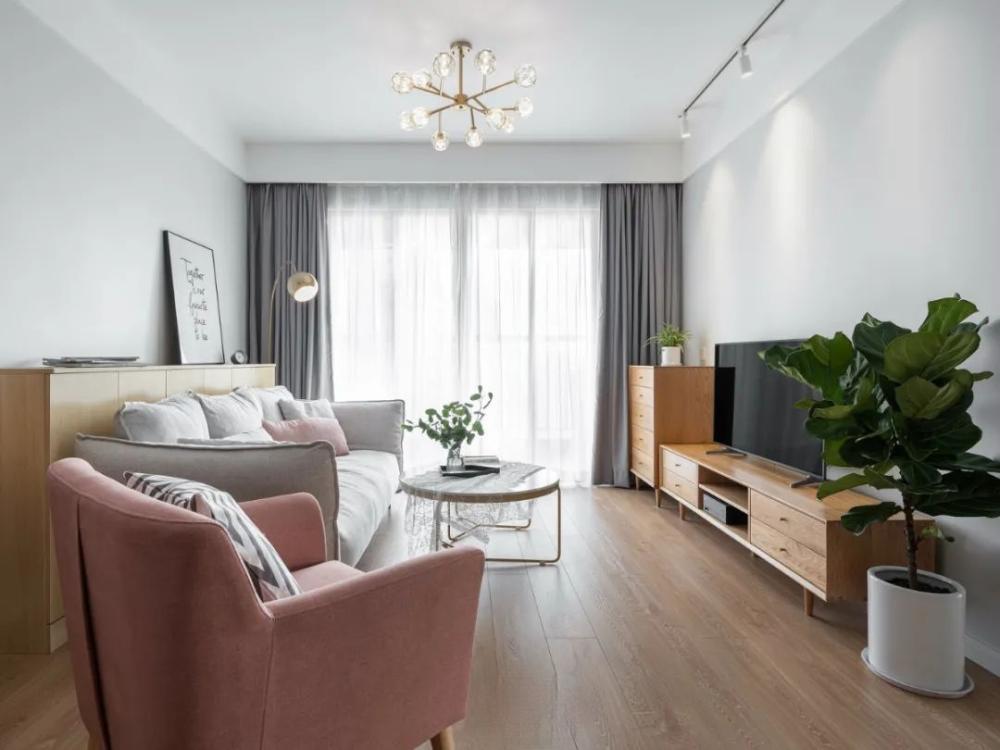 A small couple of 78 square meters installed 3 rooms and 2 halls, the ...