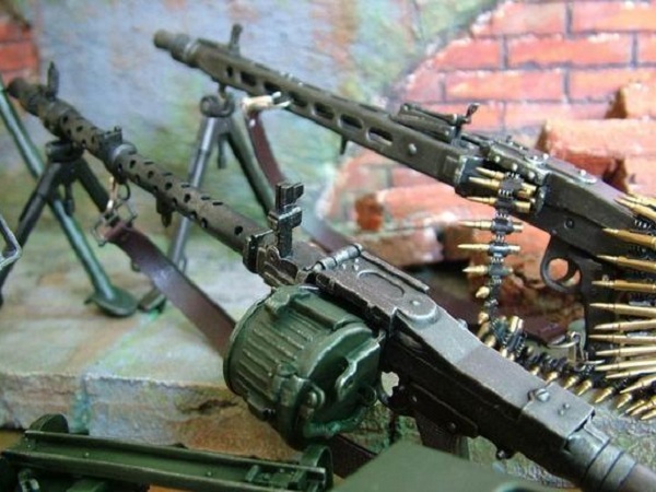 German Roaring Fire: The Sin of MG15 Machine Gun, the two versions have ...