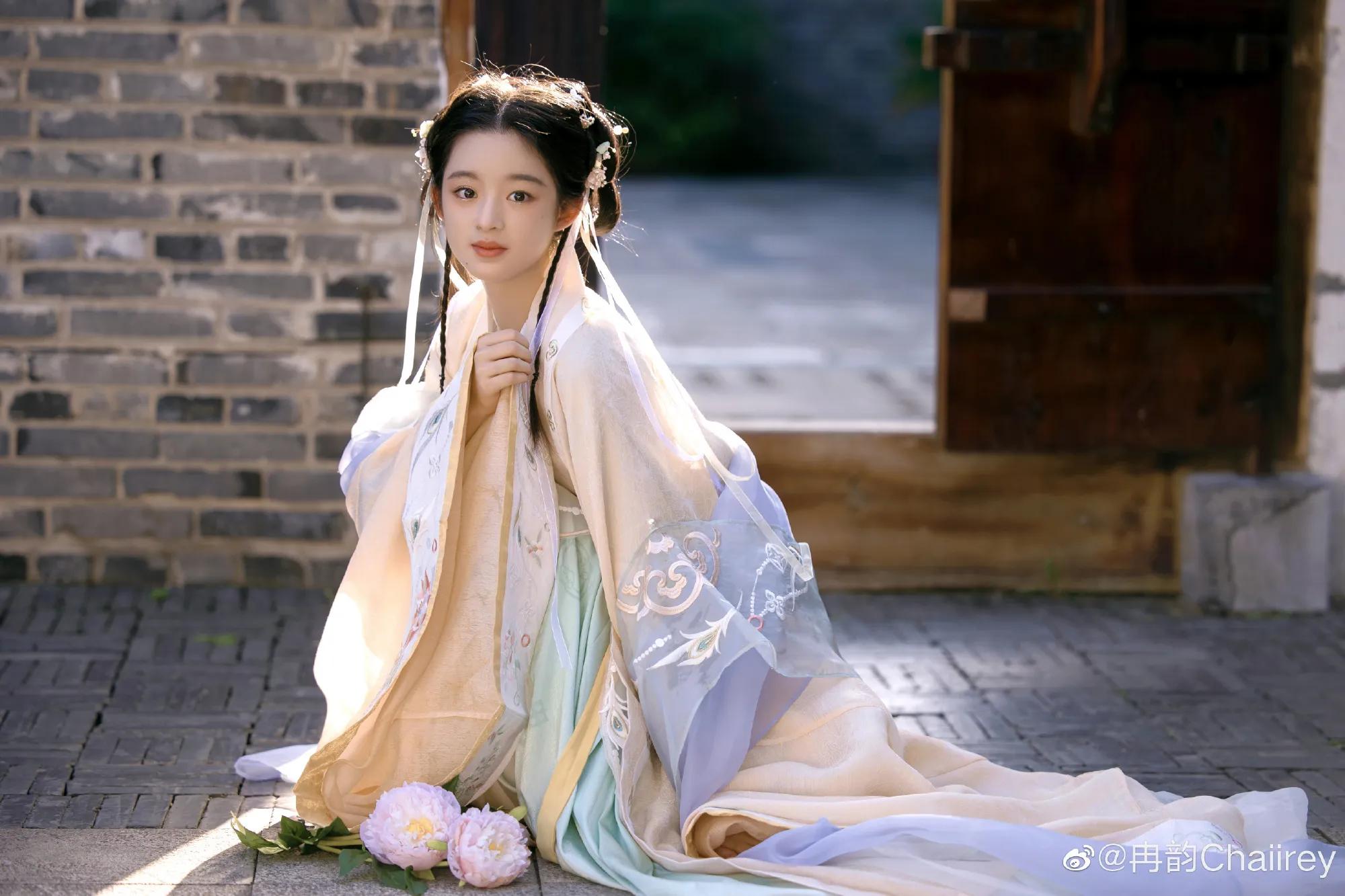 Xiaohua's costume portraits under the same photographer's lens Zhou Ye ...