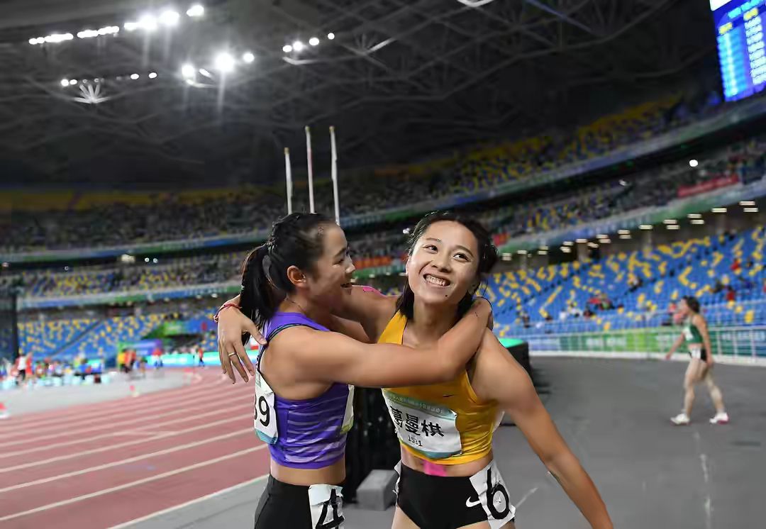 The female trapeze Ge Manqi won the gold medal in the 100-meter 200 ...