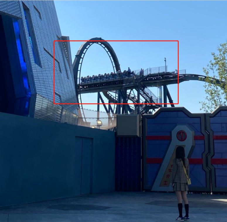 thrilling!The roller coaster of Universal Studios Beijing has hovered ...