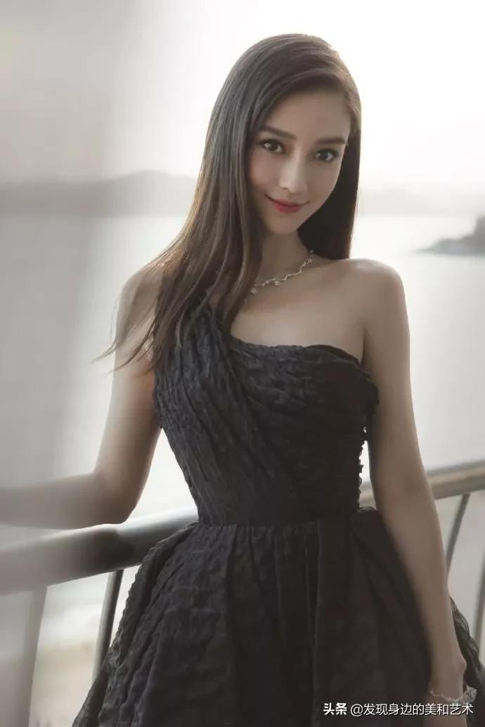 Angelababy's long-haired shawl has fair skin and is wearing a black ...