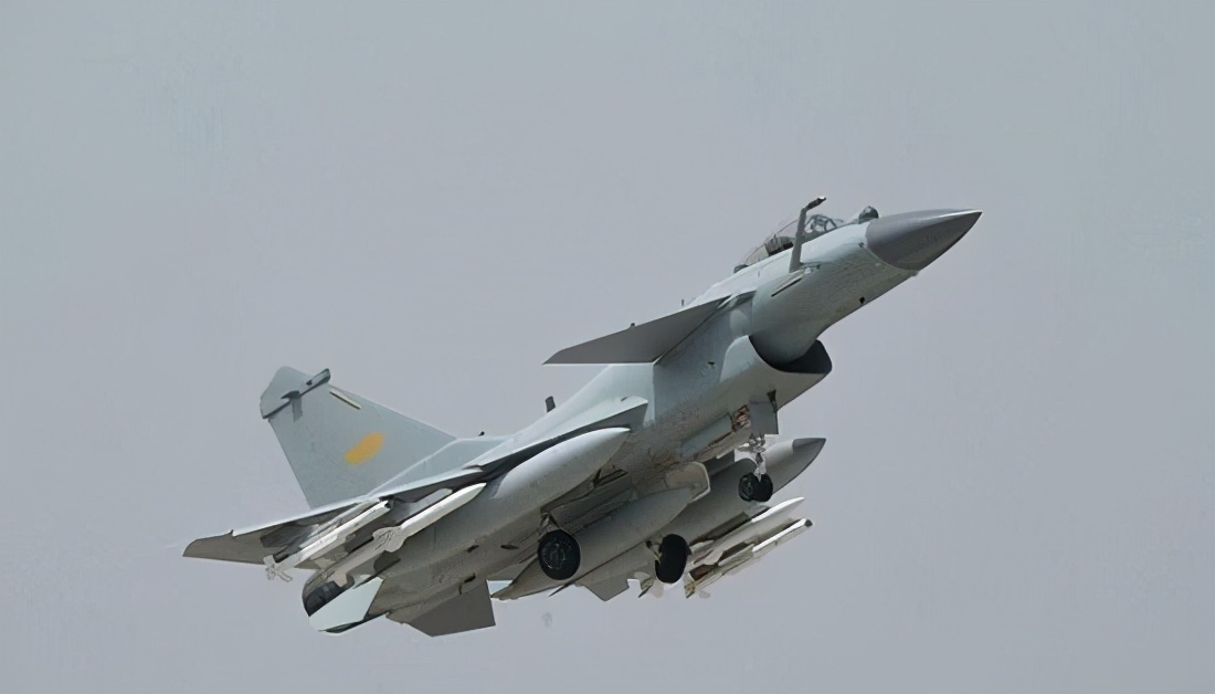 The PL15 air-to-air missile completely exploded AIM-120D, which is not ...