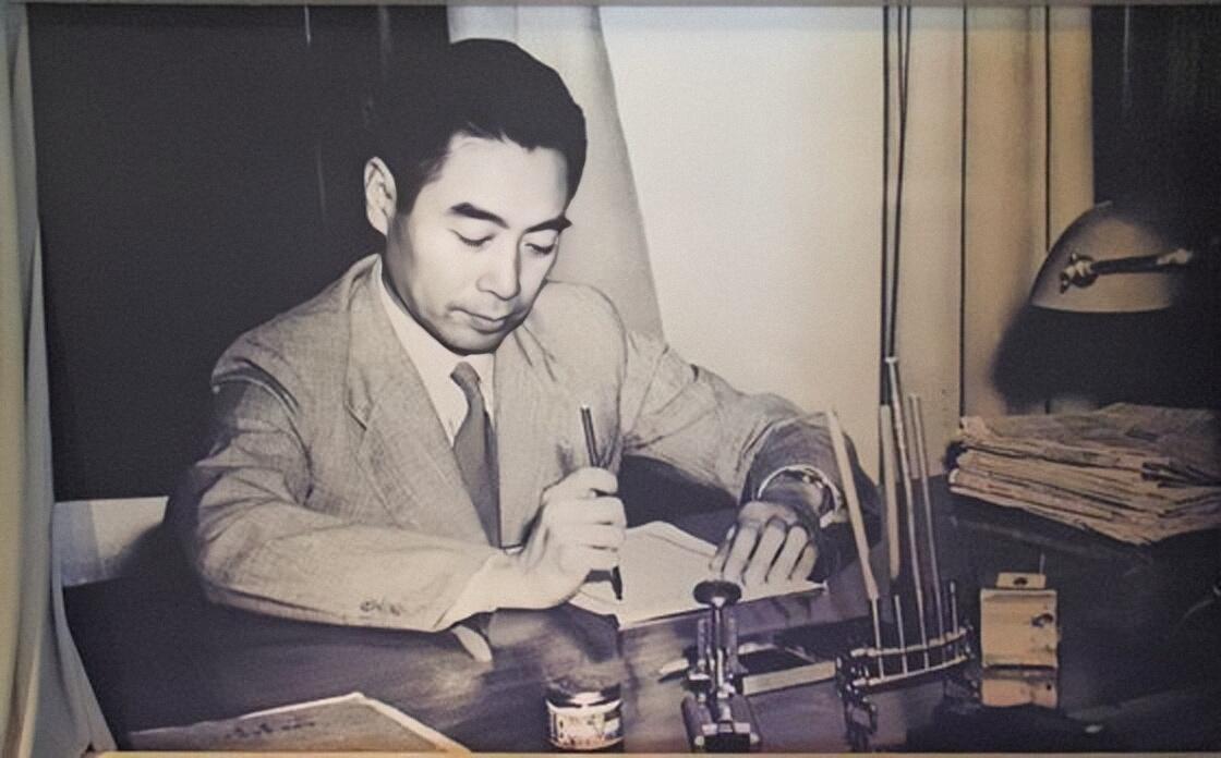 During the Chongqing negotiations, Zhang Zhizhong, who accompanied Mao ...