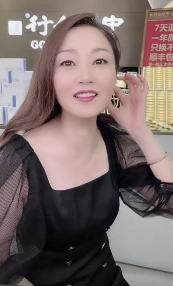 The 50-year-old Wan Qiwen is too cold, and she is as beautiful as a ...