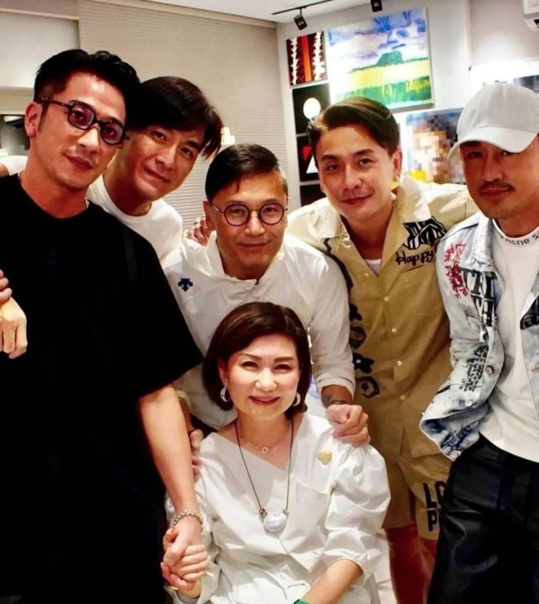 Stars gathered!TVB executive Le Yiling celebrates 62nd birthday and ...