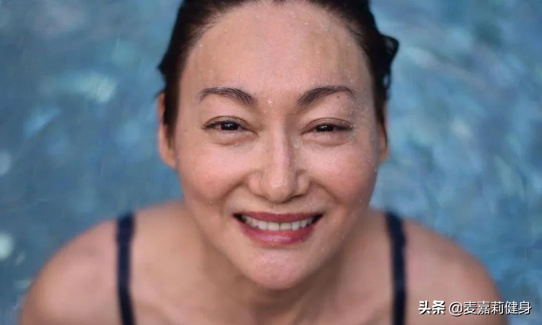 61-year-old Hui Yinghong reveals a swimsuit photo with slender limbs ...