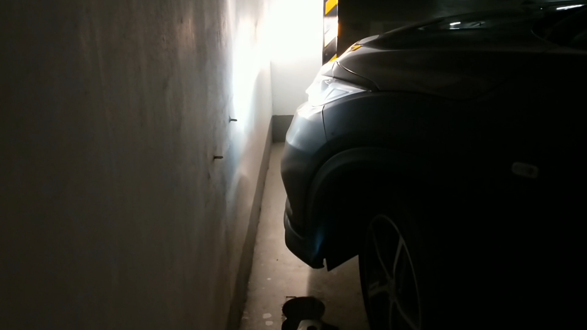 Three methods of judging the distance between the front of the car and ...